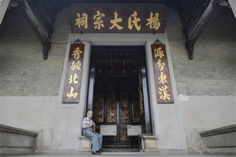 杨匏安之子杨文伟带记者探访杨氏大宗祠 图片故事 2017专题 长江网 cjn cn