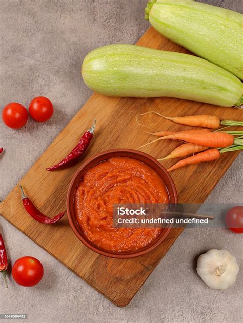 콘크리트 테이블에서 요리하기위한 재료가있는 호박 캐비어 가정 통조림 및 야채 수확의 개념 건강한 유기농 식품 토마토 호박 당근 및 고추를 식탁에 올려 놓고 개념에 대한 스톡