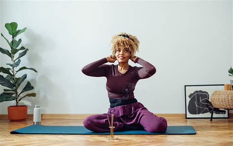 행복한 아프리카 계 미국인 여자 퍼팅 그녀의 머리띠와 집에서 요가를 할 준비 스포츠에 대한 스톡 사진 및 기타 이미지 스포츠 40 44세 가정의 방 Istock