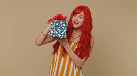 레드 헤드 우승자 소녀는 선물 상자 보너스 생일 깜짝 선물 큰 행복 놀라움을 표현 수신 18 19세에 대한 스톡 사진 및 기타 이미지 18 19세 가발 경외감