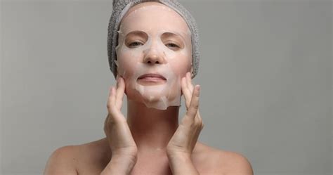 Femme Avec Un Masque Facial En Feuille Se Fait Un Soin Du Visage Un
