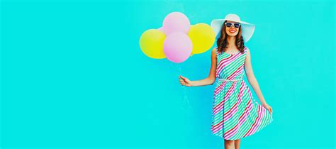 파란색 배경에 화려한 드레스를 입고 풍선의 무리와 아름다운 행복 미소 젊은 여자의 초상화 25 29세에 대한 스톡 사진 및 기타 이미지 25 29세 감정 귀여운