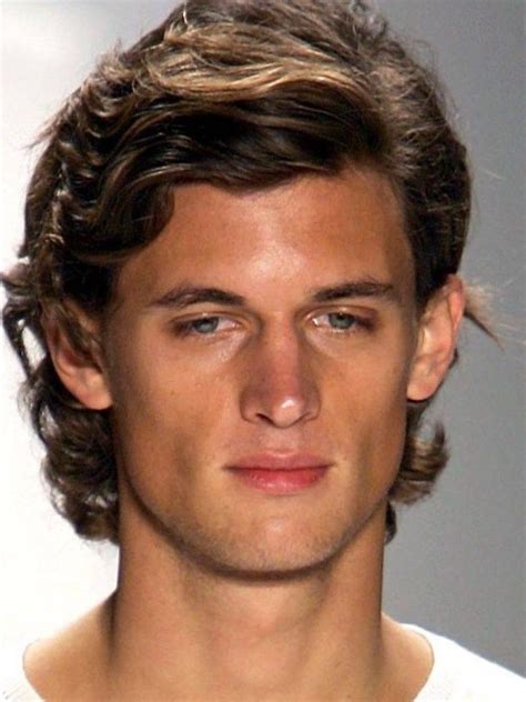 Чоловічі зачіски для волосся середньої довжини