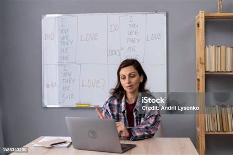 화상 통화를 통해 온라인 수업을 하고 영어 규칙을 설명하는 성숙한 교사 집에서 화상 통화로 학생들에게 영어를 가르치는 여교사 40 44세에 대한 스톡 사진 및 기타 이미지