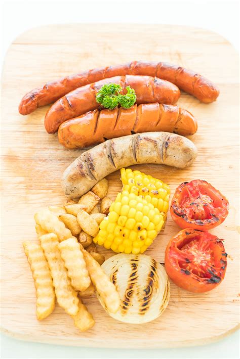 Mezcla Salchicha A La Parrilla Con Verduras Y Papas Fritas Foto Premium