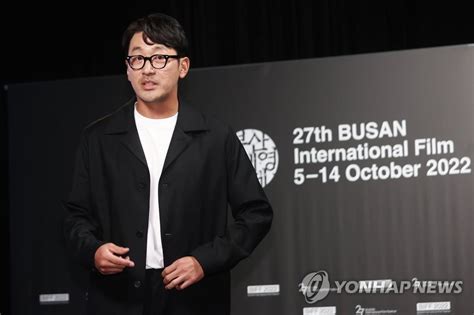 河正宇亮相釜山影展 韩联社