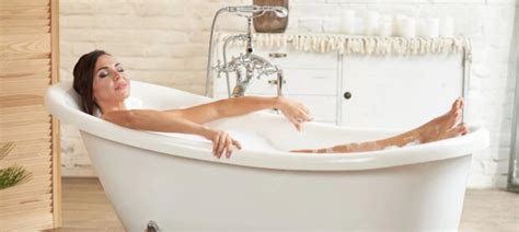 Mein älterer Nachbar hat mir verboten spätabends ein Bad zu nehmen Frau weiß nicht wie sie