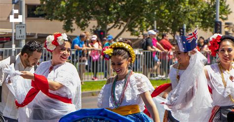 낮 동안 거리에서 춤을 추는 파란색과 흰색 드레스를 입은 여자 사진 Unsplash의 무료 멜버른 빅 이미지