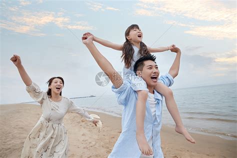 一家三口在海边玩耍高清图片下载 正版图片507620672 摄图网