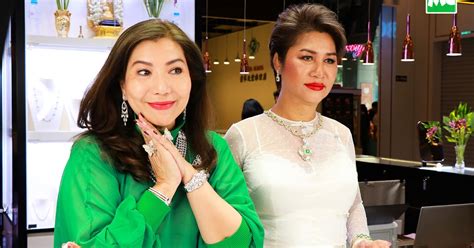 Live လွှင့်ပြီး ဈေးရောင်းနေတဲ့ မေခလာ နှင့် ခင်စန်းဝင်း