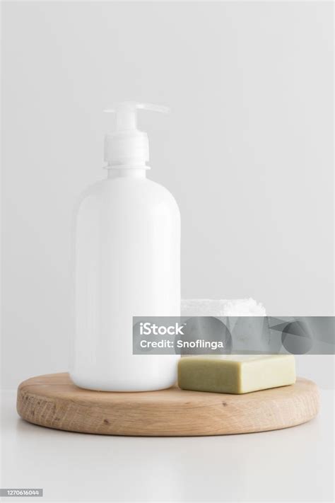 화이트 화장품 액체 비누 디스펜서 병 모형 천연 비누와 흰색 테이블에 수건 비누에 대한 스톡 사진 및 기타 이미지 비누 샴푸 공란 Istock