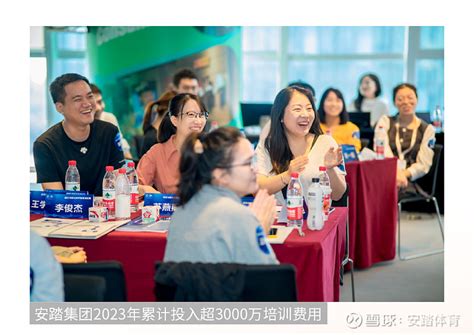 安踏集团ceo与一线员工共进午餐 6月12日， 安踏 集团首期ceo午餐会举办，集团执行董事、联席ceo赖世贤化身“答题百宝箱”，在轻松愉悦的