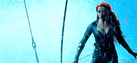 영화 아쿠아맨 메라의 앰버 허드 후방주의 꾸르