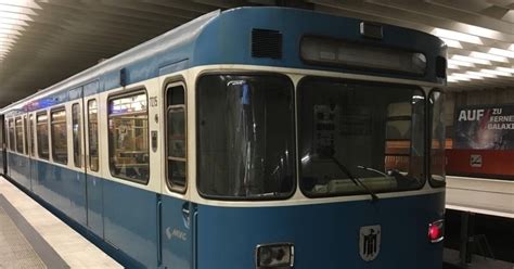 Dramatischer Unfall Frau Stürzt Ins Gleisbett Und Wird Von U Bahn