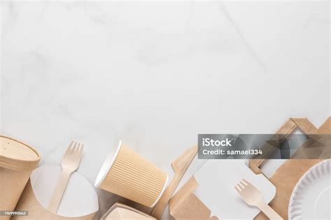 친환경 일회용 식기 종이 컵 접시 패스트 푸드 용기 및 대나무 나무 칼 평평한 평신도 맨 위 보기 재활용에 대한 스톡 사진 및 기타 이미지 Istock