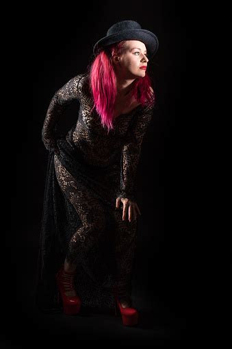 레이스 드레스와 모자를 입고 빨간 긴 머리를 가진 아름 다운 여자 현대 패션 검은 배경의 아름다움 초상화입니다 가냘픈에 대한 스톡 사진 및 기타 이미지 Istock