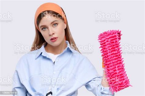 분홍색 걸레를 들고 캐주얼 옷을 입고 피곤한 여성 주부 청소 직원과 여성 흰색에 고립 20 24세에 대한 스톡 사진 및 기타 이미지 20 24세 가사 집안일 가정