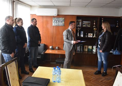 Директорът на ОДМВР София връчи почетна грамота на жителката от Етрополе която върна 4 650 лв