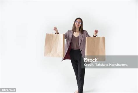 흰색 배경에 갈색 가방을 가진 미소 젊은 쇼핑 중독자 소녀 구매에 대한 스톡 사진 및 기타 이미지 구매 디자인 명랑한 Istock