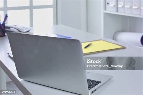 대리석 책상에 작업 프레 젠 테이 션 이랑 데스크톱 컴퓨터 및 사무 용품 노트북에 대한 스톡 사진 및 기타 이미지 노트북 데스크탑 컴퓨터 디자인 전문가 Istock