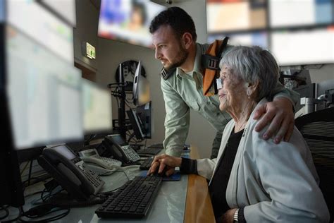 מרגש שורדת השואה בת ה 92 הפעילה את הצפירה יחד עם נכדה הקצין חרדים10