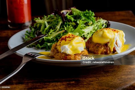 계란 베네딕트 신선한 아보카도와 토마토를 곁들인 전통적인 클래식 미국 식당 또는 프렌치 비스트로 브런치 메뉴 수제 홀란다이즈 소스를 데친 달걀 위에 얹고 아보카도를 영국식