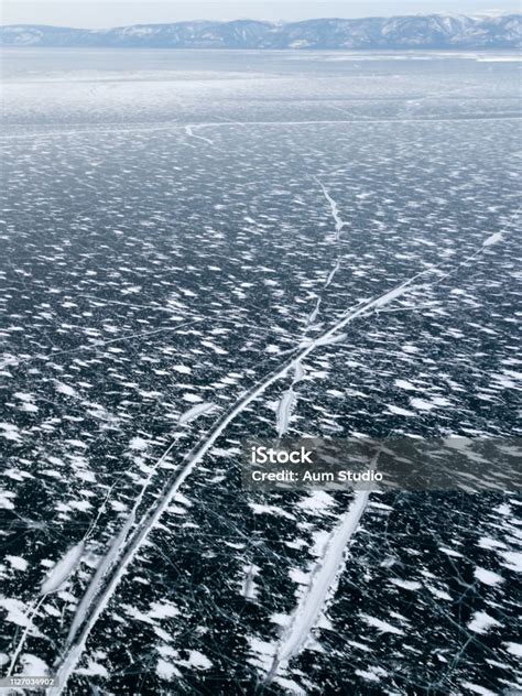 러시아에 올혼 섬에 겨울에 얼어붙은 바이칼 호수의 공중 사진 흰색 얼음 어두운 파란색 얼어붙은 호수에 균열 겨울에 대한 스톡 사진 및 기타 이미지 Istock