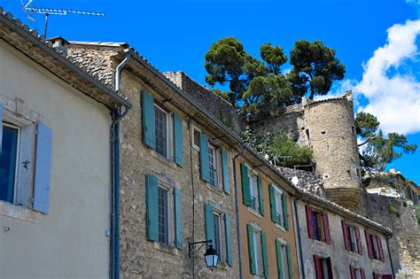 프로방스 프랑스의 루브 롱 지역에서 Menerbes의 중세 마을에 오래 된 도시에 포 탑 벽 0명에 대한 스톡 사진 및 기타