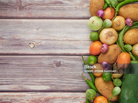 나무 테이블 양파 라임 토마토 고추 야드 롱 콩 감자 파파야 샬롯 태국 가지에 배치 신선한 야채 0명에 대한 스톡 사진 및 기타 이미지 Istock