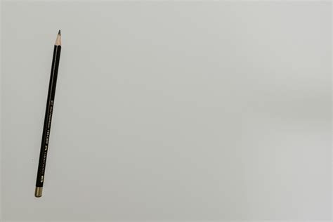 흰색 표면에 검은 연필 사진 Unsplash의 무료 배경 이미지