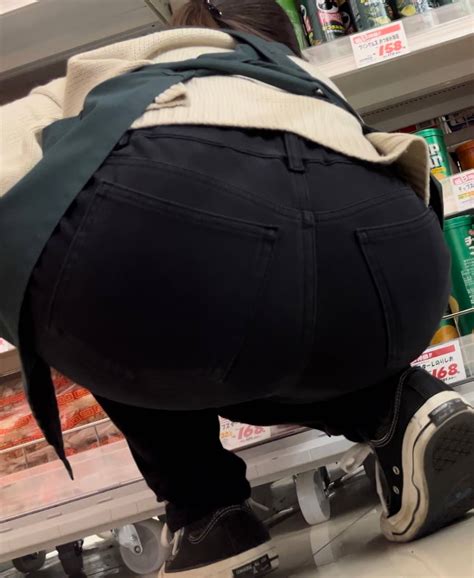 コンビニで女店員がしゃがんだ姿のお尻を盗撮しまくる人が現れる みんくちゃんねる