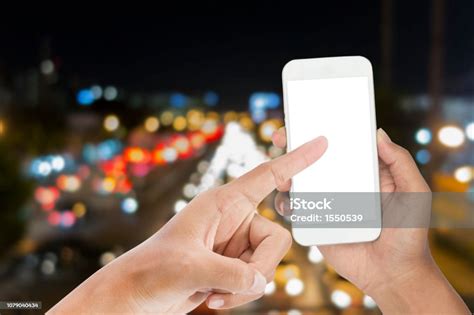 손과 손을 잡고 밤 빛 Bokeh와 텍스트에 대 한 빈 화면으로 스마트 폰의 근접 촬영 가리키기에 대한 스톡 사진 및 기타