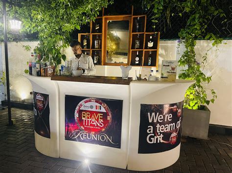 Mr Bartender 애플마티니 는 사과 향이 풍부한 스미노프 그린애플 보드카를 베이스로하며 달콤한 스위트와 애플샤워가 더해져 첫 느낌의 신선함과 입속의 달콤함이