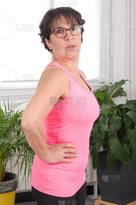 中年妇女在做健身运动