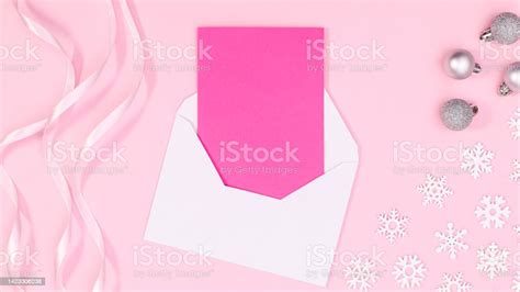파스텔 핑크 배경에 크리스마스 장식품과 리본이있는 봉투에 공간 종이를 복사하십시오 플랫 누워 0명에 대한 스톡 사진 및 기타 이미지 Istock
