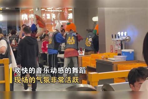 卷起来！火锅店员工劲歌热舞为客人庆生