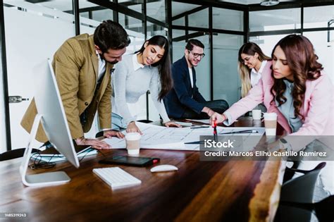 멕시코 라틴 아메리카의 창의적인 사무실에서 건축가 또는 디자이너 히스패닉 팀워크를 계획하고 인테리어 디자인 프로젝트 또는 건축 개발을 계획하고 작업하는 젊은 라틴계 사람들