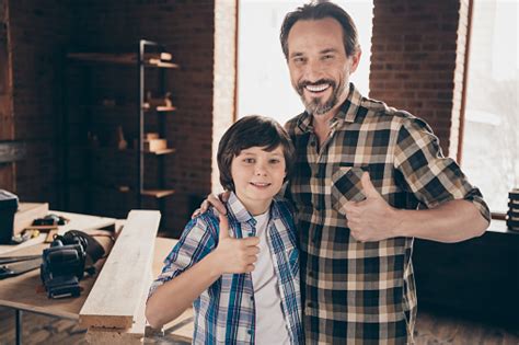 코스 클래스 스튜디오 현대 로프트 산업 벽돌 인테리어 실내에서 잘 수행 엄지 손가락을 보여주는 두 멋진 사람 쾌활한 목공 핸디 맨 세대의 초상화 Diy에 대한 스톡 사진 및