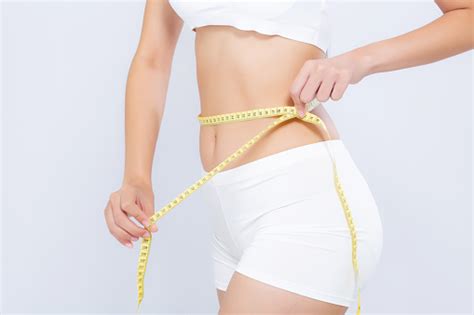 아시아 여자 다이어트 슬림 흰색 배경에 고립 된 무게에 허리를 측정 여자는 테이프 측정 건강 및 웰빙 컨셉으로 셀 룰 라이트와 열 량 손실 및 가냘픈에 대한 스톡 사진 및