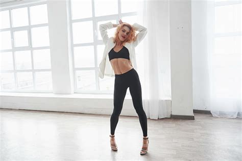 뜨거운 몸 매력적인 멕시코 양 진이 여성 포즈에 그만큼 스 페이 시 방 가까이에 그만큼 창 가정 생활에 대한 스톡 사진 및 기타 이미지 Istock