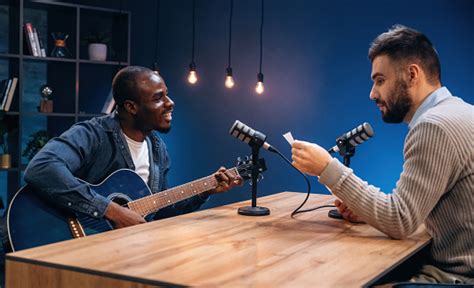 뮤지션과의 인터뷰 스튜디오에서 오디오 방송을 녹음하는 두 명의 라디오 발표자 25 29세에 대한 스톡 사진 및 기타 이미지 25 29세 2명 30 34세 Istock