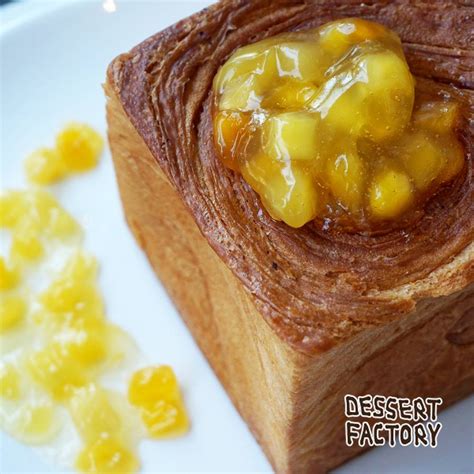 디저트팩토리 망고는 어디 들어가도 맛있지만 데니쉬와 함께 곁들여먹는 것도 일품 망고와 빵을 둘 다 좋아하는 사람에게는 이만한 디저트가 없네요~달콤 상큼한