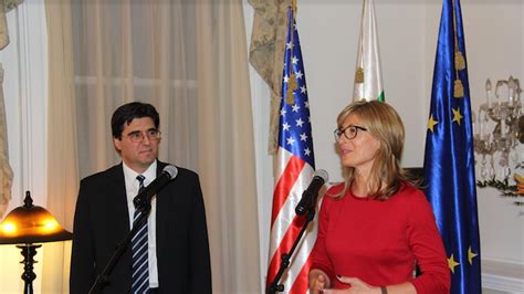 Захариева Няма как да успяваме без нашите най добри посланици българите зад граница снимки