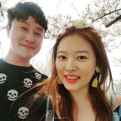 김원효♥심진화 벚꽃나무 아래서 다정 셀카 ‘훈훈한 잉꼬부부 손에 잡히는 뉴스 눈에 보이는 뉴스 뉴스엔