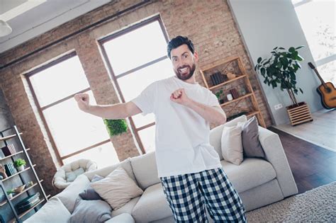 쾌활하고 낙관적 인 남자가 잠옷을 입고 혼자 춤을 추는 재미 거실 현대 로프트 인테리어 실내 사진 40 44세에 대한 스톡 사진 및 기타 이미지 Istock