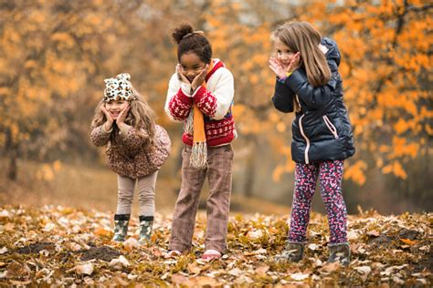 그들의 손에 있는 머리와 함께 자연에 서 있는 귀여운 소녀 3 명에 대한 스톡 사진 및 기타 이미지 3 명 가을 계절 Istock