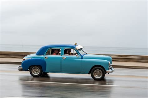 쿠바 하바나의 낡은 차 이동 일반적으로 현지인과 관광객을 위한 택시로 사용되는 복고풍 차량 푸른 색 거리에 대한 스톡 사진 및 기타 이미지 Istock