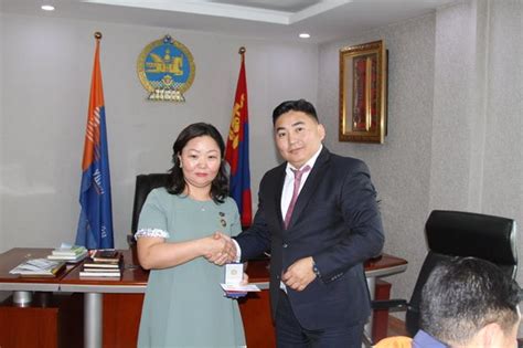 Барилга хот байгуулалтын яамны Нийтийн аж ахуйн тэргүүний ажилтан цол тэмдгээр мөн Нийслэл