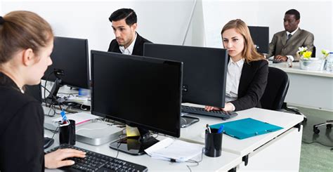 바쁜 오픈 플랜 사무실에서 비즈니스 활동에 종사하는 성공적인 동료 4 명에 대한 스톡 사진 및 기타 이미지 4 명 개발 기업 문화 Istock