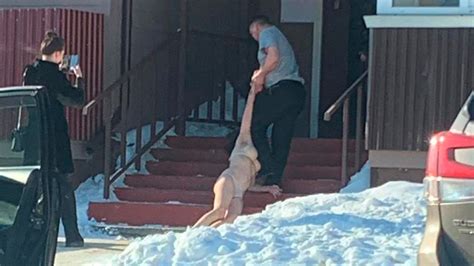 На Сахалине раздетую женщину проволокли по подъездной лестнице Происшествия Селдон Новости